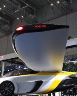 首届进博会最科幻展品:“会飞的汽车”AeroMobil 3分钟可变身。