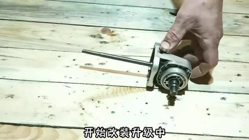 城里人太会玩,一个普通的刷子头,硬是给制作成电动的了