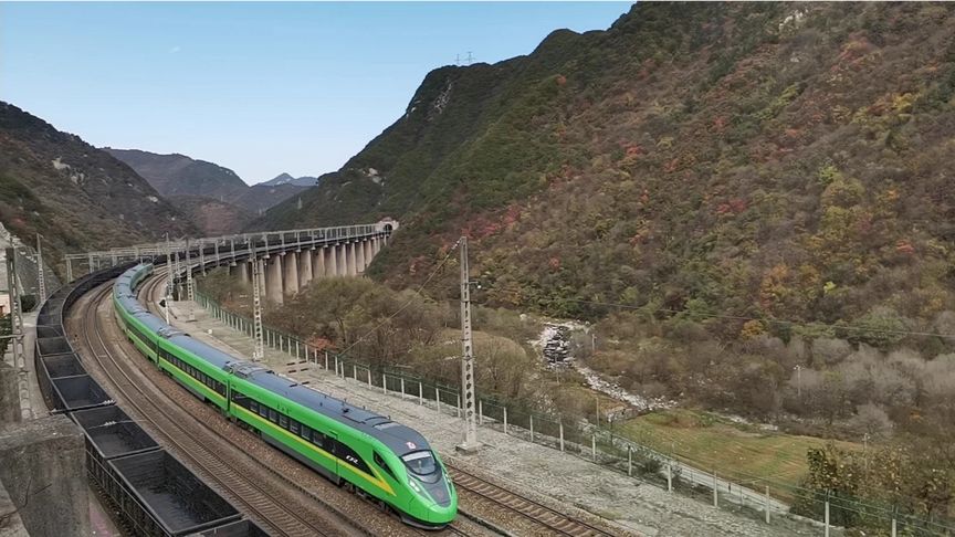 西安—安康D6886次动车行驶在秦岭中
