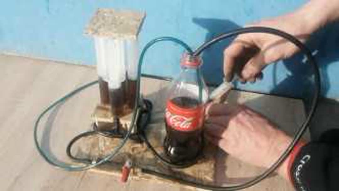 牛人用针管和可乐制作的液压千斤顶!竟然能顶起汽车,长见识了