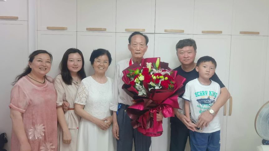 #最珍贵的照片 建党100年,党的宗旨代代相传!荣誉与同志共享。