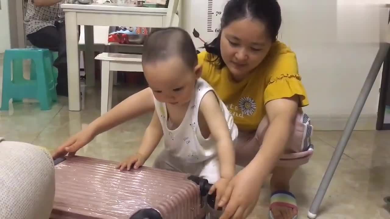 宝贝在家玩推箱子游戏,玩累了就有奶吃,真幸福