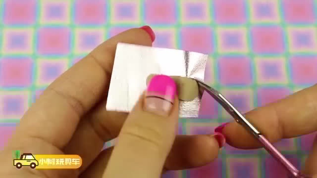 手工制作芭比的生活用品,钻石般闪闪发亮的鞋子