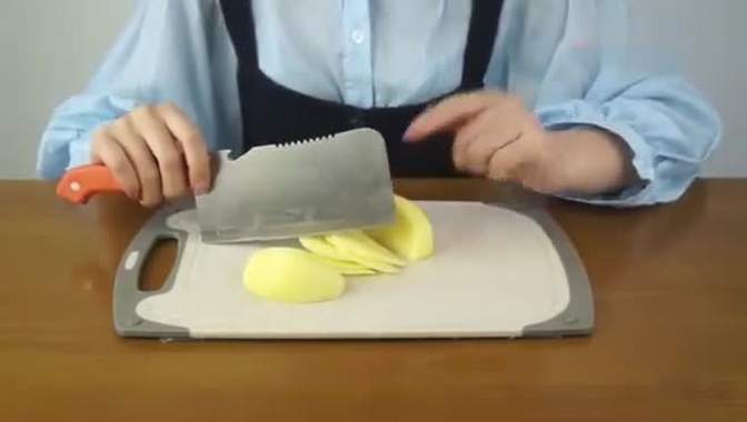 切菜沾刀怎么办老厨师教我一招,让你快速切菜,再也不沾刀!