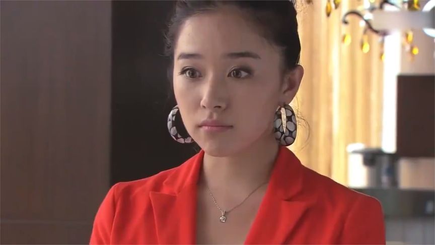 天空:姑娘霸占领导座位,主管本想撵她走,哪知人家是总裁亲闺女