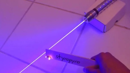 激光的威力到底有多大?网友:看完确实让人很后怕