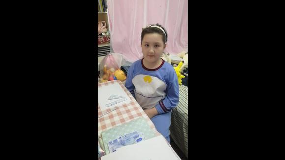 小美女太有感染力了,教梯形的画法和高的画法,表情丰富生动哦!