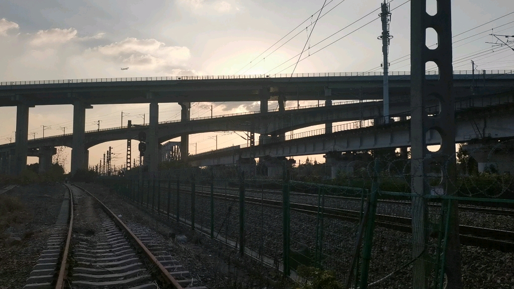 【中国铁路】上局徐段HXD1D0512牵引K48次列车通过沁春路中春路...