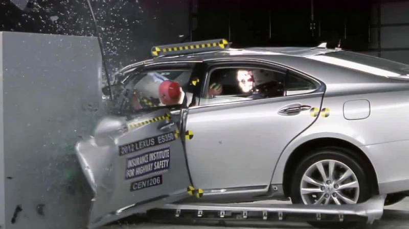 新款雷克萨斯ES碰撞测试,质量硬的没法说,看完买不买自己定!
