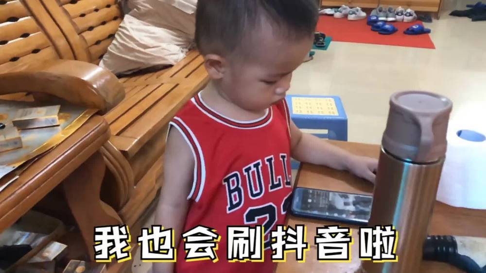 宝宝为了可以玩手机,趁机记住奶爸的密码,真是太机智了