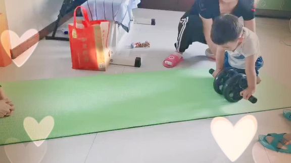 模仿力超强的宝贝,这个运动是不是不适合宝宝做啊?#家有萌宝