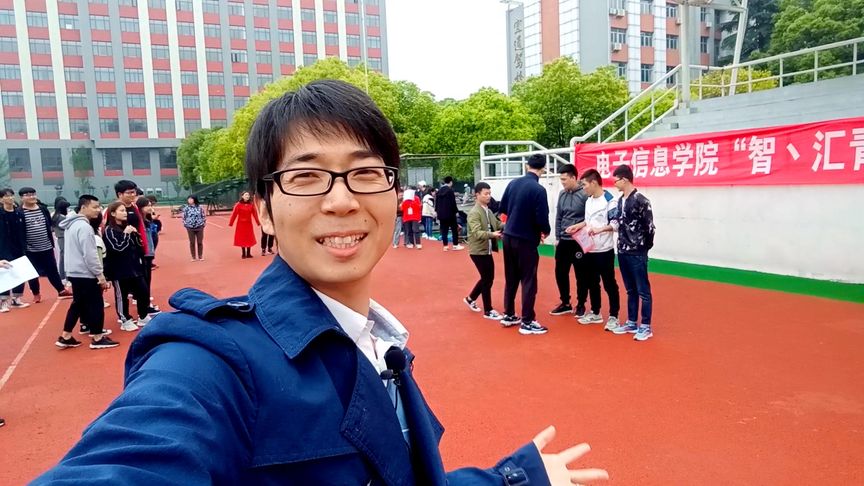 大学毕业生回母校感慨良多,学生会颁奖奖品升级,学弟教学无人机