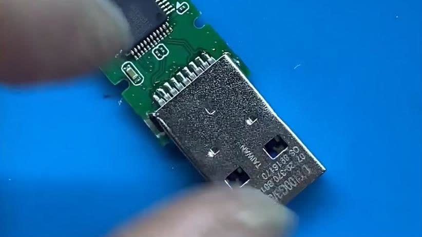 老师在上课的时候将装有课件的u盘夹坏了,来看看这个损坏的u盘吧