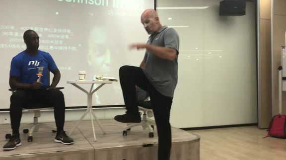 MJP教练讲解下压技术动作的要点。(有幸坐在第一排给大家拍了这个...