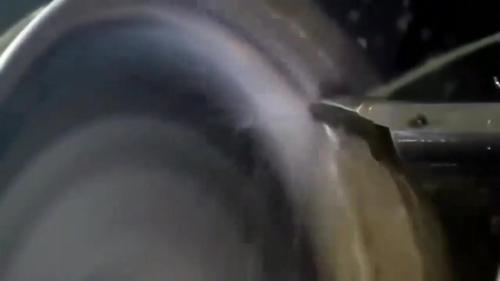 一根金属棒如何变成轮毂的,过程很复杂,带你看看轮毂的制造过程