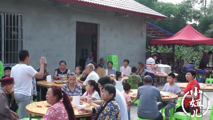 今天是个大日子,全家为小满办满月酒,型男热情招待所有亲戚朋友