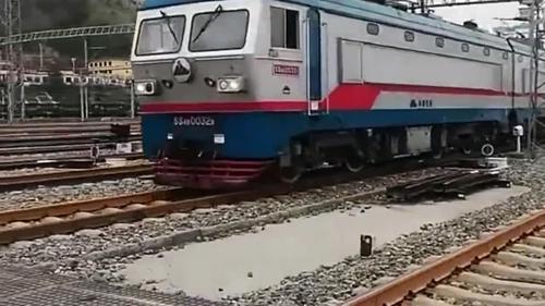 第一次近距离观察,火车进站的全过程,真心为中国科技感到骄傲