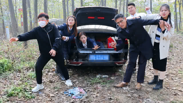 安全教育:大叔送免费手机,小雨被骗遇到危险,小便宜不能贪