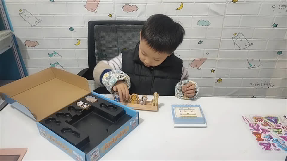 叮叮和妈妈把船上的小动物按顺序摆放!