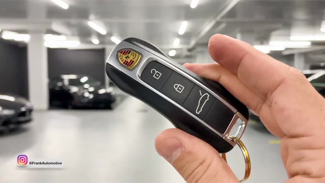 按下2020款保时捷Panamera GTS的车钥匙,车门打开那刻,心动上演