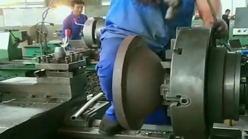 厂里的楷模,老师傅干活就是细心,不允许自己一点误差