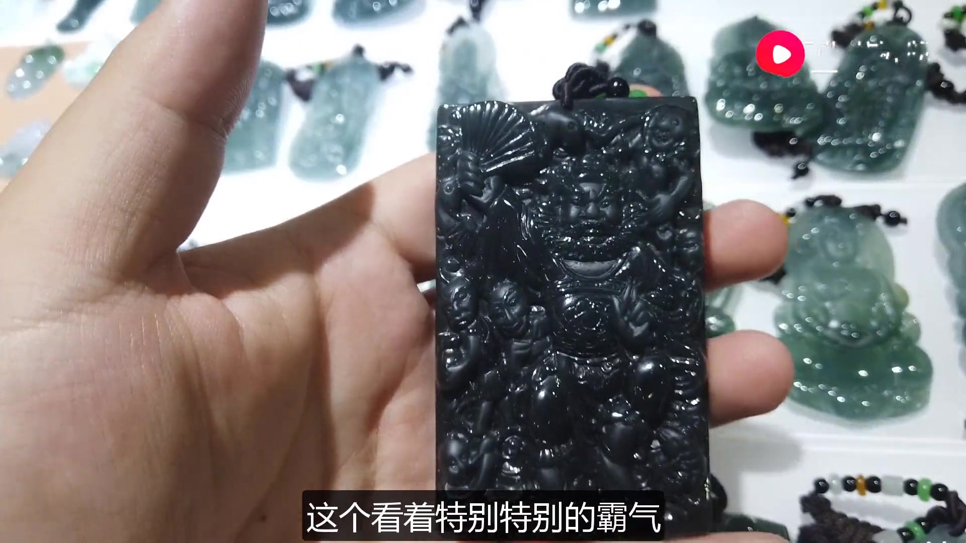 世界上最不值钱的真品翡翠,各个雕工惊艳,犹如老蓝水一般漂亮!