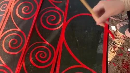 老师傅用毛笔有序不乱的画出图案,就像行走的印刷机