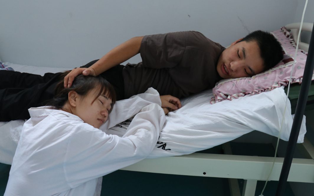 小伙去医院割痔疮,病还没看医生先晕了,看完笑趴了