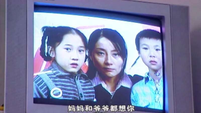 无处藏身:杨兵饭店吃饭,看见电视中一家人劝自己自首,陷入沉思