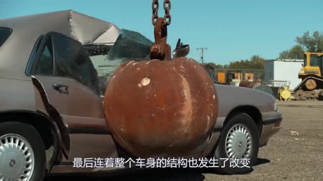当4吨重的巨石撞击汽车,场面一度不受控制