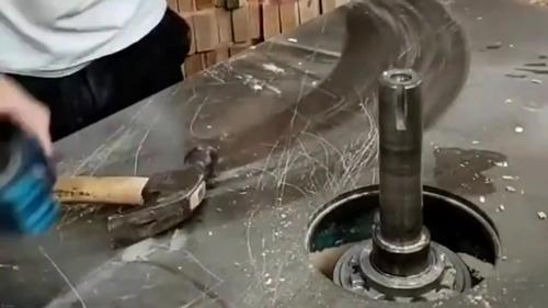 手艺人打磨木料,机器的齿轮什么的安装好了,剩下就看他的技术