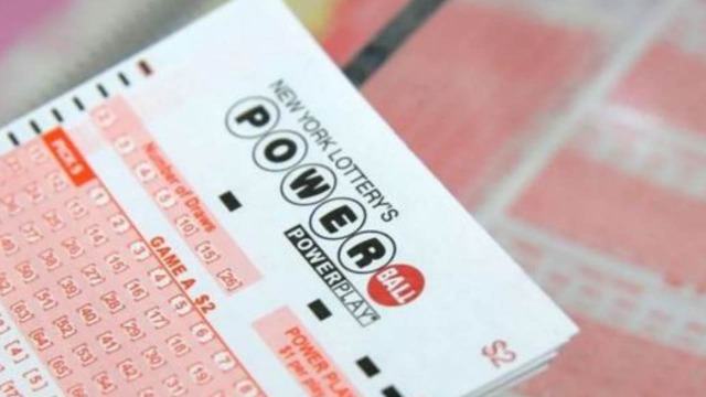 男子花7元中1.8亿 领奖当场放弃3100万