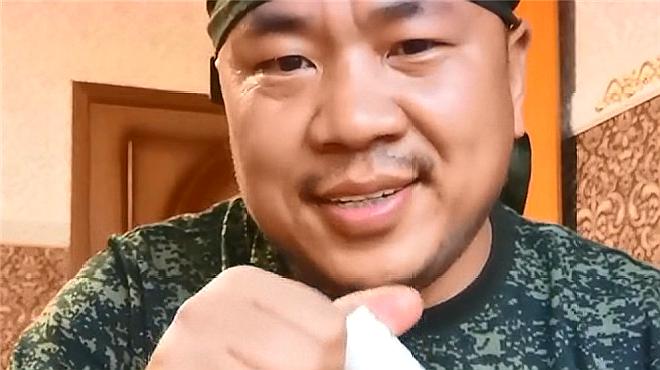 中国小伙在俄罗斯的日常,生五花肉配酒,入乡就得随俗