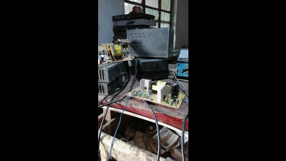 电瓶车充电器经过改装,充满电后自动切断高压电源。