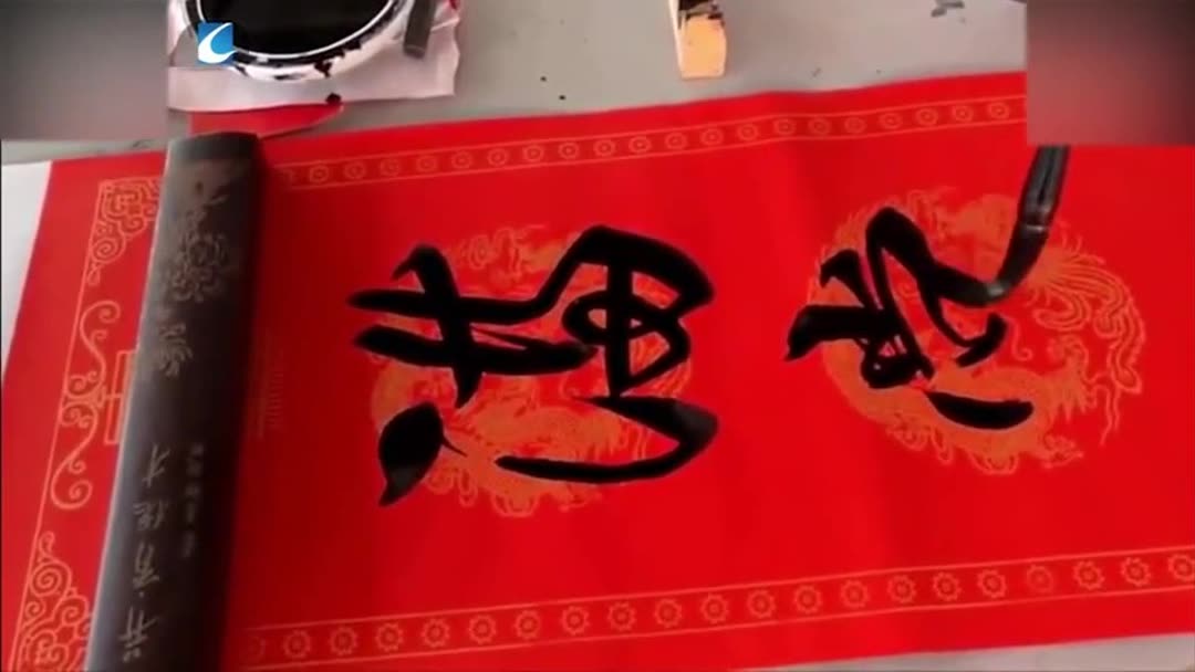 毛笔字书法入门教程美女年纪轻轻就能写这么精美的书法对联! 钢笔行书