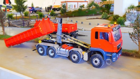 彩色模型卡车玩具运输货物