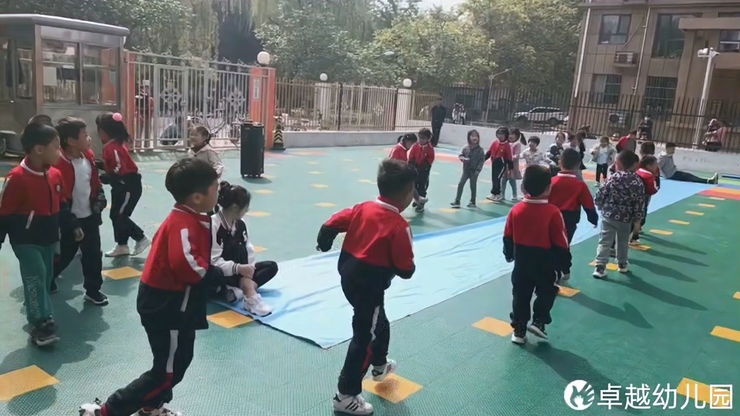 天气好好幼儿园户外游戏