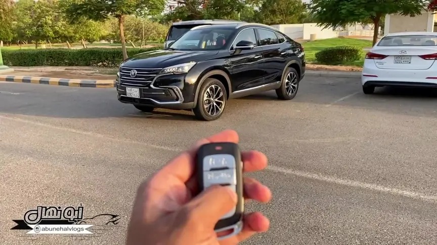 长安CS85按下钥匙,打开自动泊车和氛围灯,瞬间惊艳了