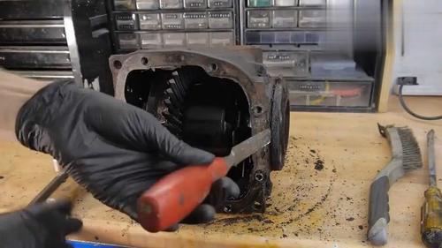 男子翻新报废宝马限滑差速器,没有多余配音,我没快进的看完了