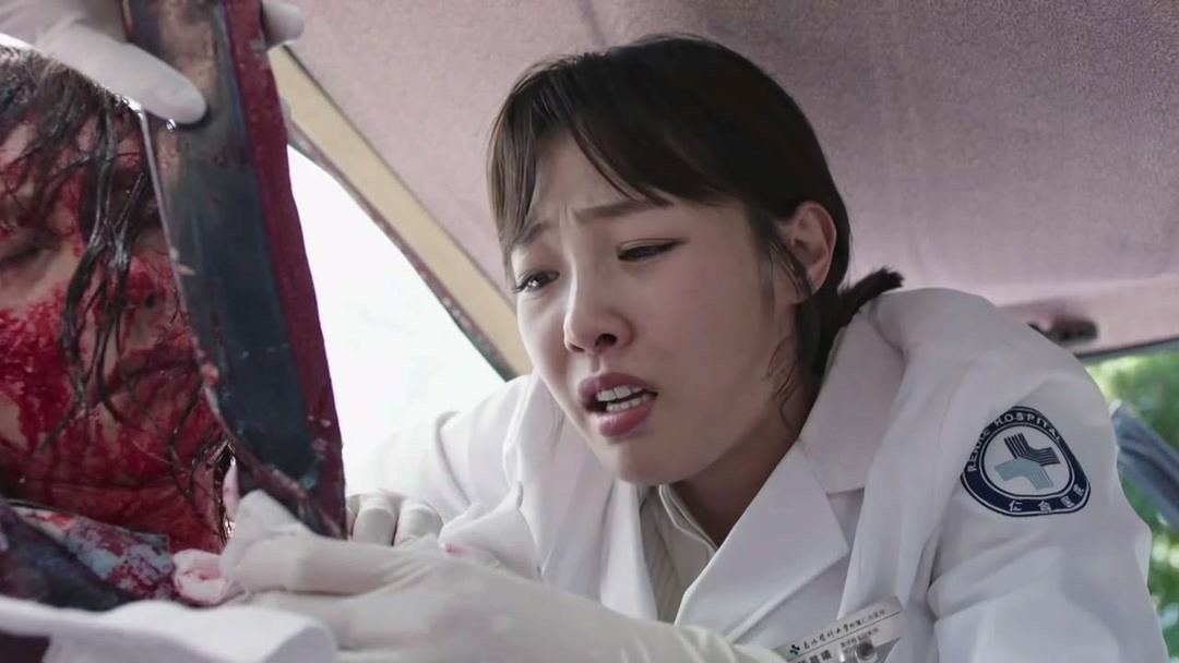 晨曦遇到车祸急救,几番观察情况都不乐观,仔细一看竟是自己母亲