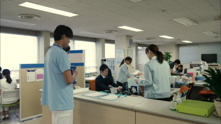 黑色止血钳:实习生递交表格时,发现了调动的表格