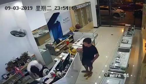 闹肚子是别相信任何一个屁,像他一样喷别人店里就尴尬了