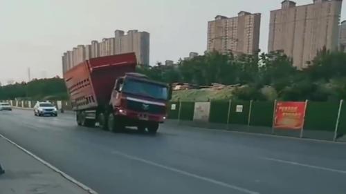 重型卡车迎面驶来,造型挺别致,司机没放千斤顶吧!