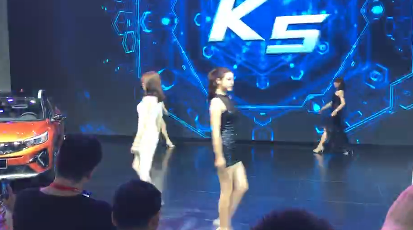 起亚展台长腿车模走秀,人山人海,我想问一下你们是看车去了吗?