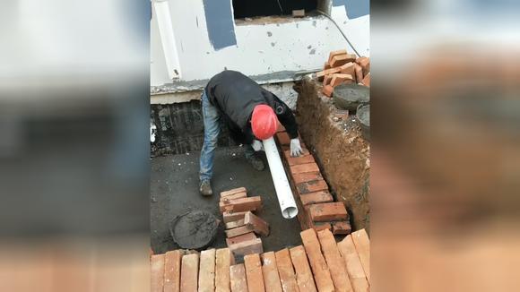 实拍工地农民工施工现场砌筑排水管道检查井的施工过程