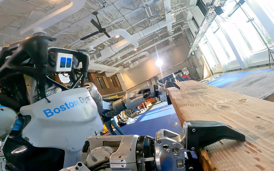 波士顿动力实验室内部:Atlas 机器人从电脑模拟到轻松上下脚手架