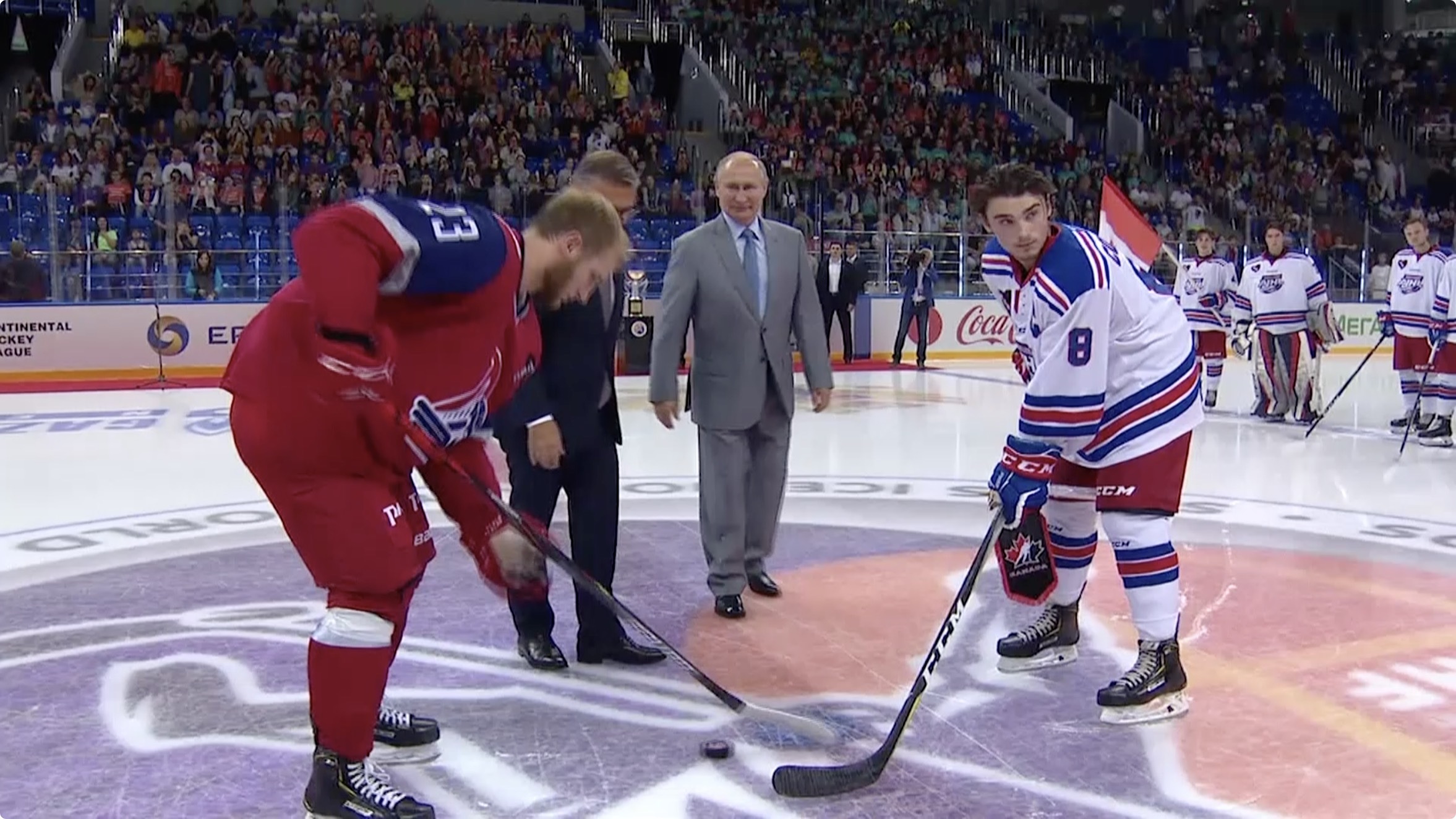 普京出席冰球比赛开幕式 客串“裁判”为运动员发球