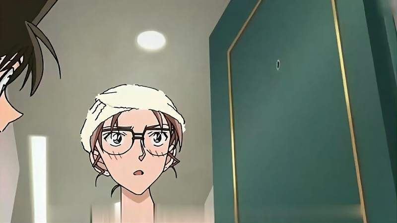 妃英理只是开个门的时间房间里就多了具尸体,名侦探柯南