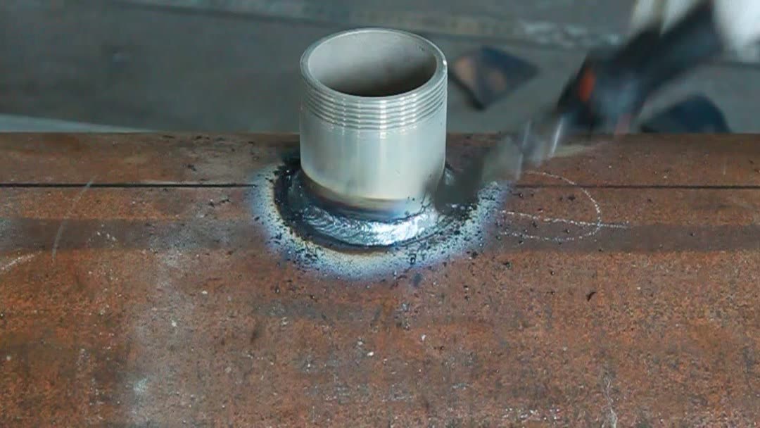 青天仪表插入式电磁流量计安装步骤-3-清理焊渣