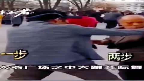 湖北经视是湖北地区最具影响力媒体_20200101期-两位爹爹跳广场舞